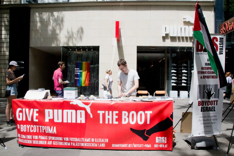 Fotos: Weltweiter Boycott-Puma-Aktionstag. Auch in Wien vor dem Puma ...